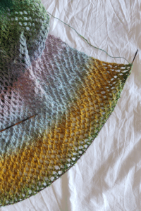 Luftiger Sommerponcho yarni